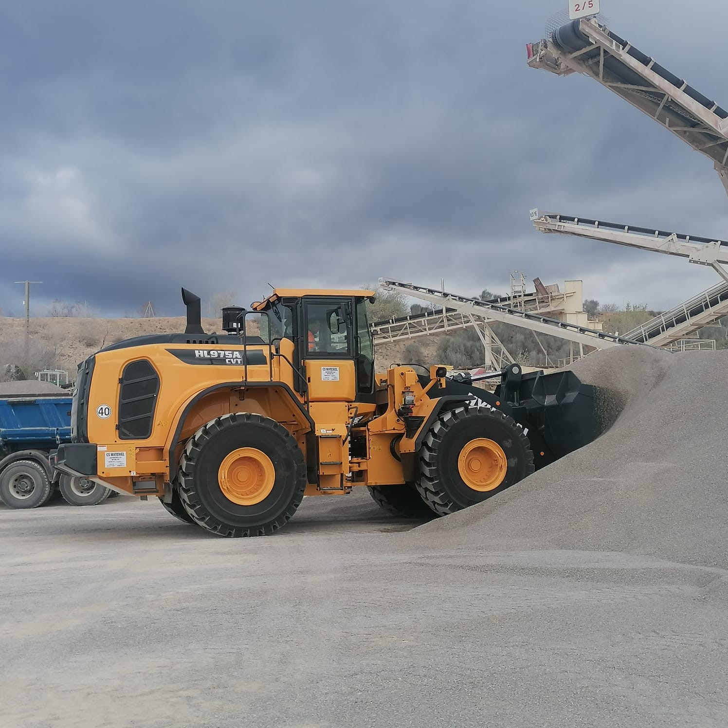 Hyundai HL975A wheeled loader impresses French quarrying specialists ...